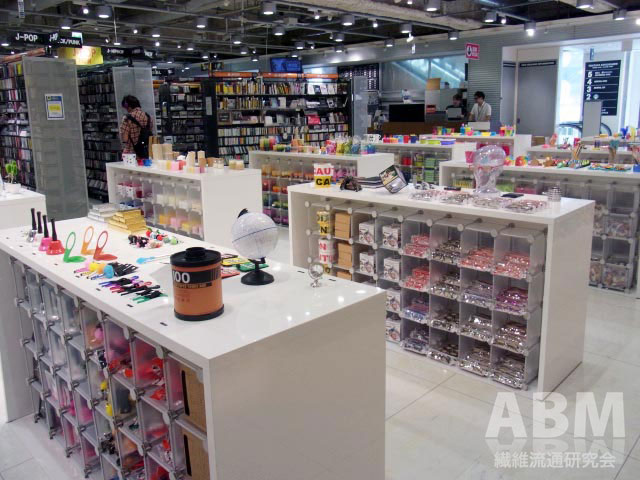 「TSUTAYA」が「ASOKO」と期間限定のコラボショップを開設 - Apparel Business Magazine アパレル・ビジネス ...
