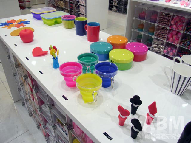 「TSUTAYA」が「ASOKO」と期間限定のコラボショップを開設 - Apparel Business Magazine アパレル・ビジネス ...